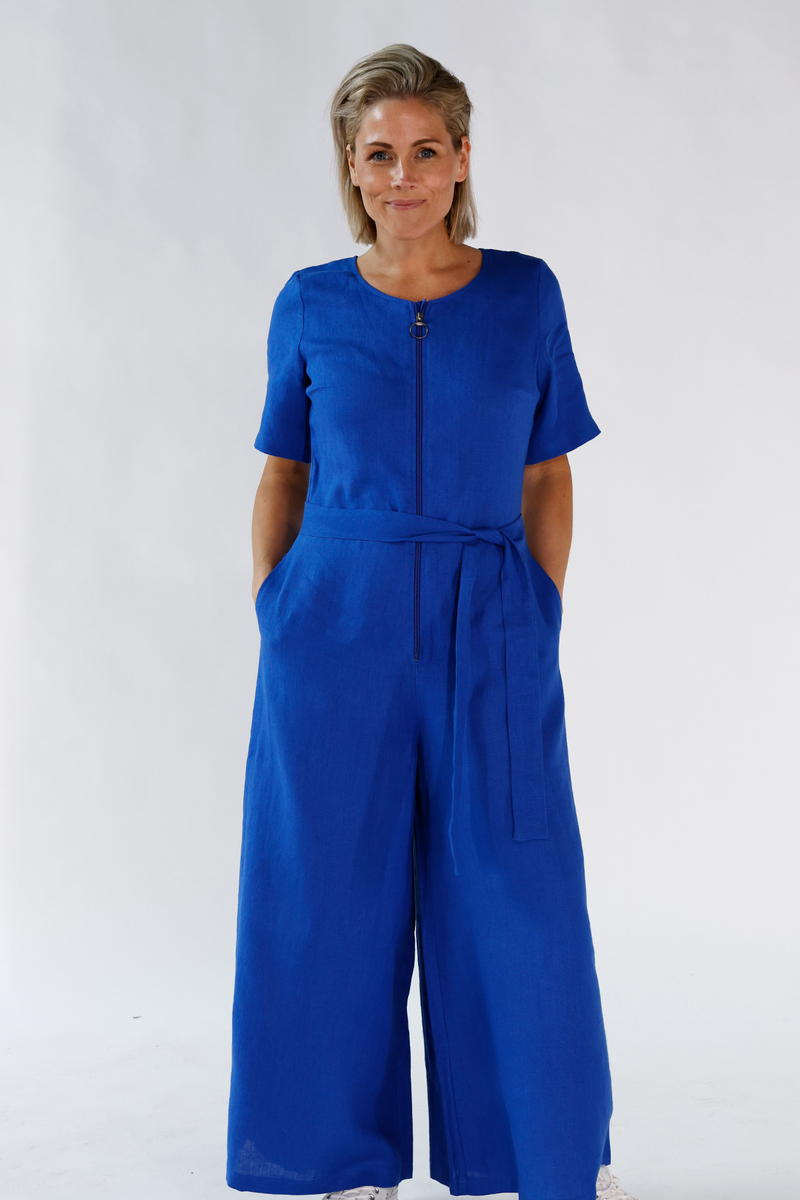 Laura underbar kungsblå jumpsuit i lin frän ko:ko norway - ko:ko norway SE